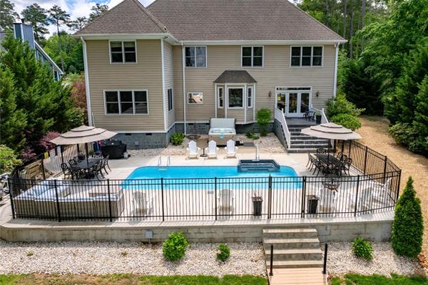 Lakefront Luxury Flat Lot, Heated Pool, Hot Tub & Game Room Fun Dock! - Lake Gaston