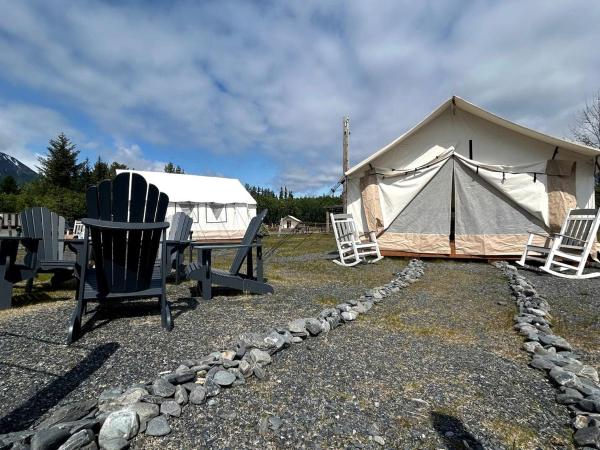 Cute And Comfortable Safari Tent In Seward, Alaska - Amazing Glamping Accommodation With Breathtaking Mountain Views - Seward, AK