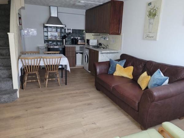 Near Heathrow T5 Slough Windsor Sleeps 3-4 - London Heathrow Airport (LHR)