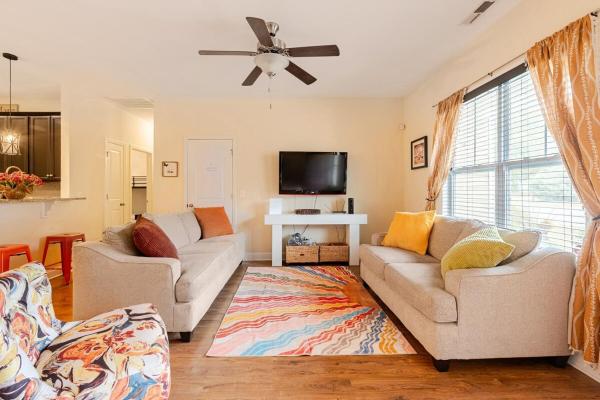 Colorful Home Sleeps Up To 8 - Wilmington, NC