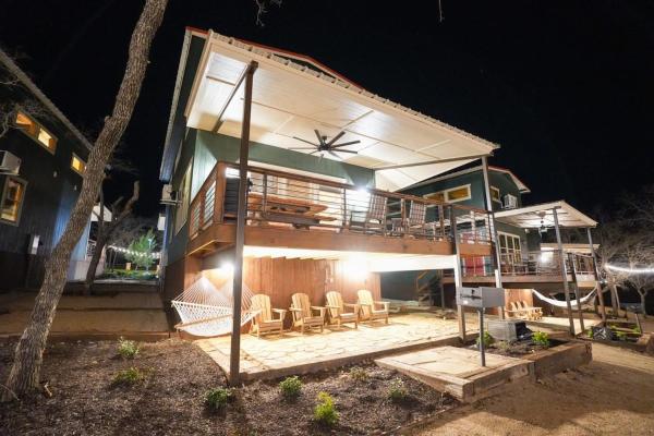 Unique Cabin Sauna Hot Tub Firepit Games - Runaway Bay, TX