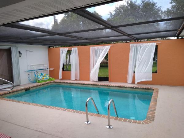 Your Private Resort With An Enclosed Pool Close To Everything - Cape Coral, FL
