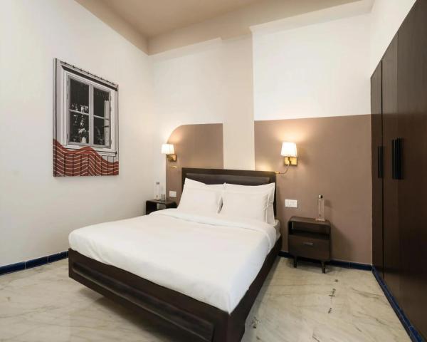 Bedchambers Suites Near Sector 29, Gurgaon - Gurugram