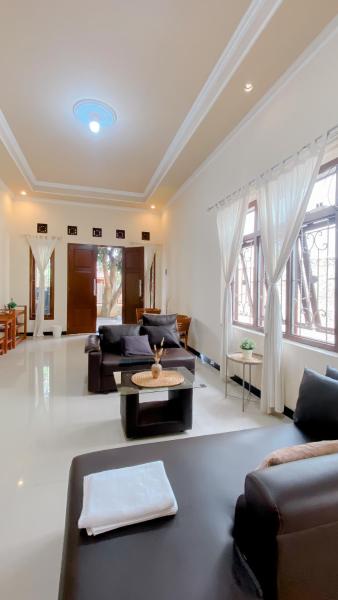 Guest House Griya Mundu Kerten - Surakarta