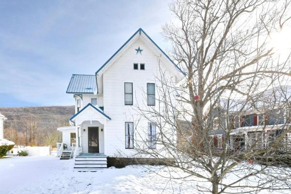Spacious 5-bedroom Home With Hot Tub Near Wineries & Bristol Mountain Ski Resort - Naples, NY