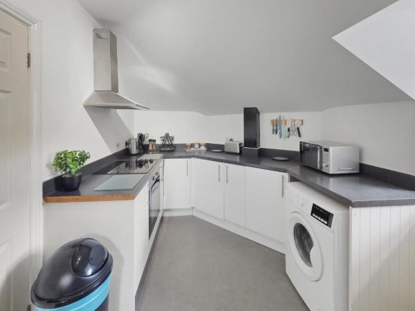 Top Floor 2 Bedroomed Flat Sleeps 4 Free Wi-fi - Swindon
