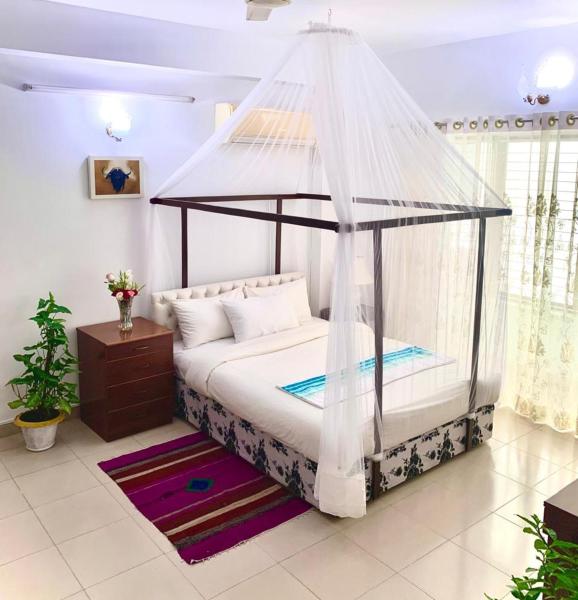 Family Room Shared Bathroom - Dacca