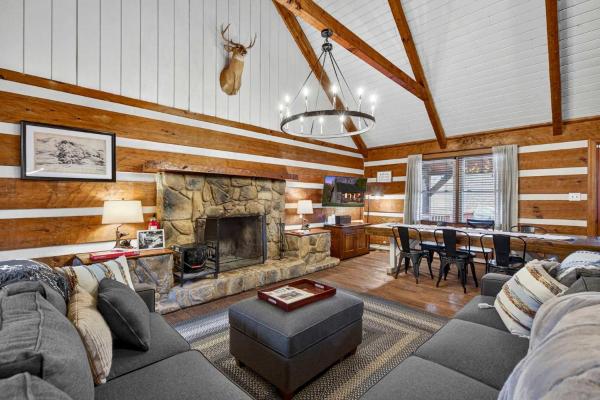 Riverfront W Hot Tub Game Room Fire Pit & More - Strasburg, VA