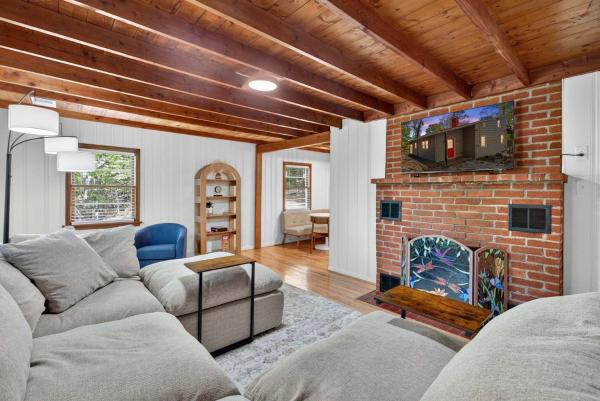 Cabin W River Access Fire Pit Grill Wifi & More - Harpers Ferry, WV