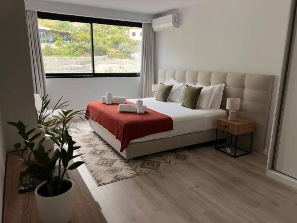 New 3 Bedroom Luxury Family Apartment - Airco, King Size Beds, Fully Equipped Kitchen, Balcony, Washingmachine, 2 Bathrooms, Free Parking, Fast Internet, 142m2 - Machico