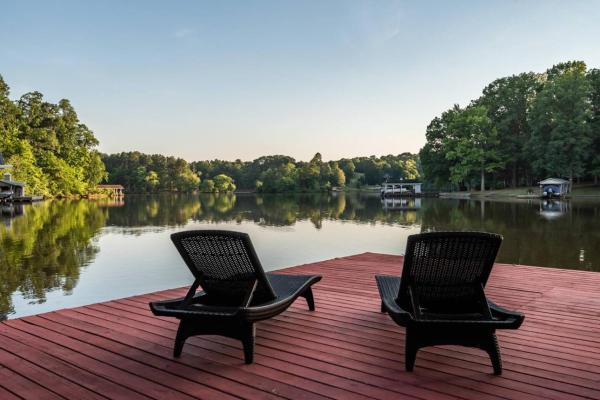 Hyco Lake Hideout - Lakefront Escape, Dock, Fire Pit, Family Friendly! - Hyco Lake, NC