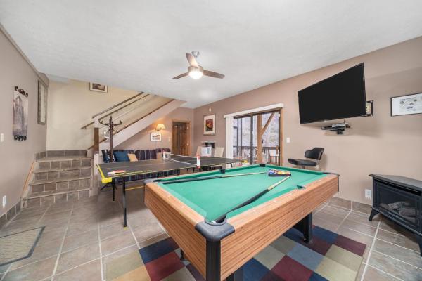 Treetop Towers - Hot Tub, Game Room, And Creek Views! - Asheville, NC