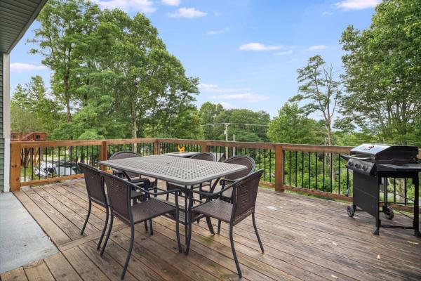 Saddle Hills 3 - Mountain Retreat, Balcony, Grill, And 5 Minutes To Downtown! - Blowing Rock, NC