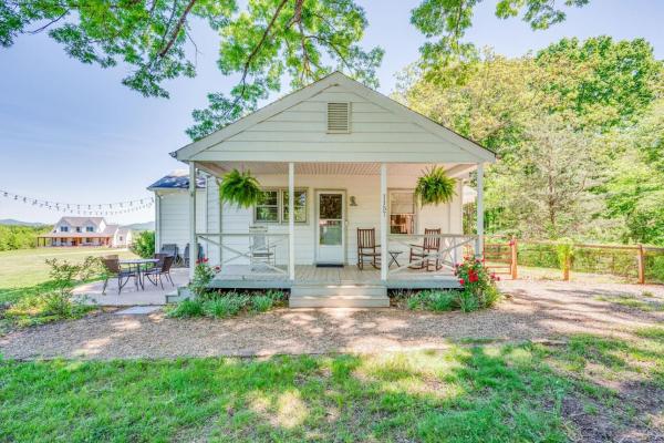 Redwing Farm Cottage - Mountain Views And Firepit! - Bedford, VA