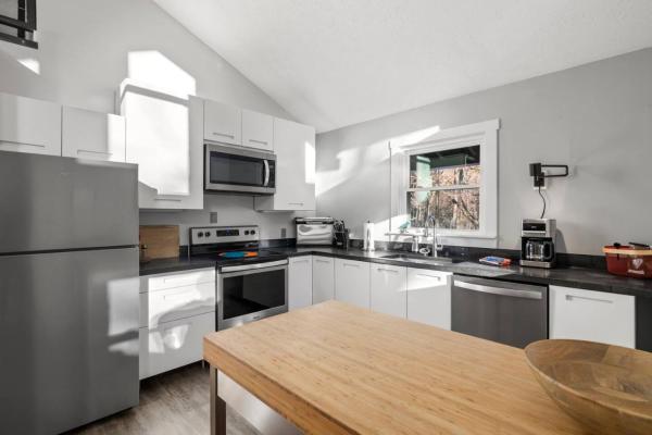 Happiness - Mountain Chalet, Hot Tub, Grill, And Trails! - North Carolina