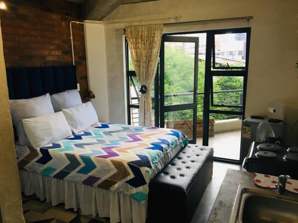 Thulie's Bed And Breakfast - 252 - Johannesburg&nbsp;South