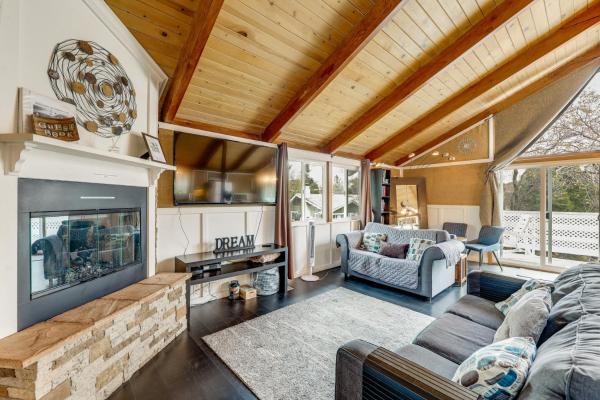 2 Mi To Lake Arrowhead! Mtn-view Hideaway With Deck - Lake Arrowhead, CA