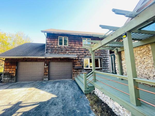 Longview Lake Getaway 4-bedroom House - Independence, MO