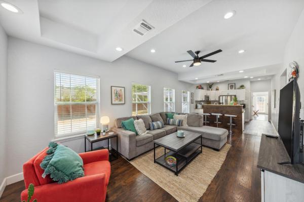 Walk To Alamodome! Stylish Home With Private Parking - Alamo Heights, TX