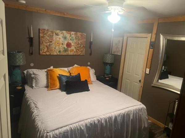 Country Cottage Love Nest Lake Cumberland King Bed - Kentucky