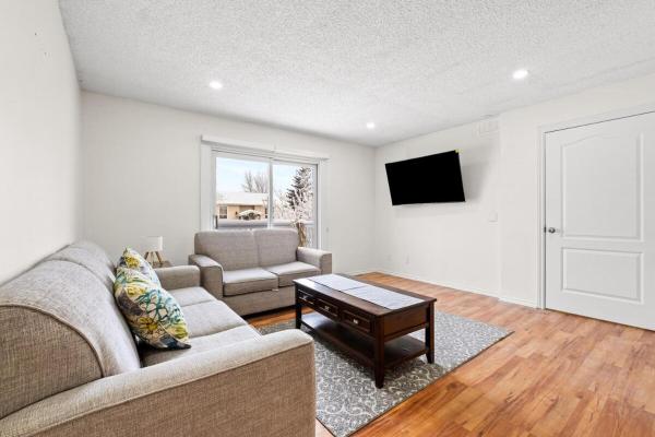 Prefect 3br Saty Near Yyc, Free Wifi & Parking - Calgary