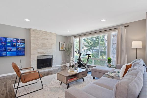 Chic Kirkland Home Overlooking Windsor Vista Park - Kirkland, WA