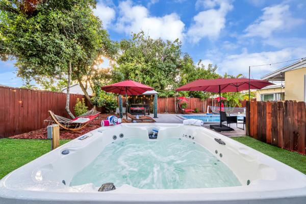 Relax At Serenity Heated Pool Spa Bbq Near Beach - West Palm Beach, FL