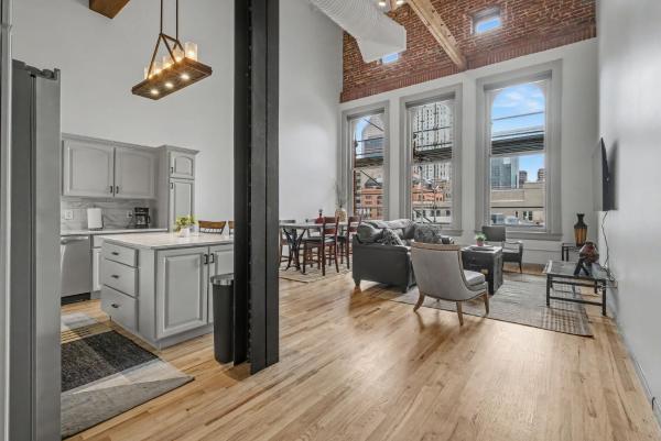 The Elevated Gallery - Historic Loft - Heart Of Downtown - 98walkscore - Okinawa