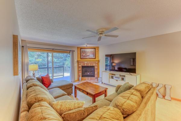 S42 Well Appointed Bretton Woods Condo With Deck, Fireplace & Easy Access To Area Activities - Bretton Woods, NH
