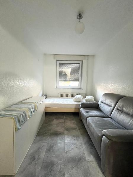 - Graphite Modern 3-room Apartment - Stylish Grey Interior - Spacious Terrace - Fully Equipped Kitchen - Wi-fi - Renovated 2024 - Central & Convenient Location - Free Parking - Near Bus & Airport - - 杜伊斯堡