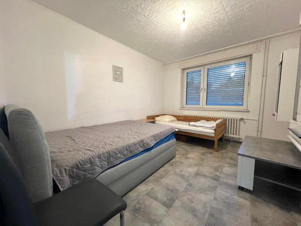 - Graphite Modern 3-room Apartment - Stylish Grey Interior - Spacious Terrace - Fully Equipped Kitchen - Wi-fi - Renovated 2024 - Central & Convenient Location - Free Parking - Near Bus & Airport - - Duisburg