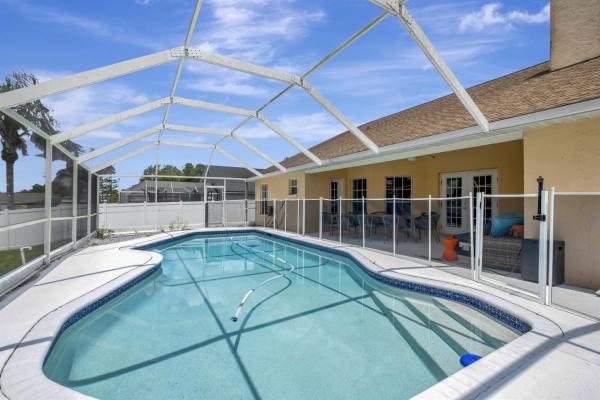 Lakefront Screened Pool Home, Sleeps 12 Sunset Cove Retreat, Riverview - 리버뷰