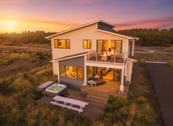 Beachfront Modern With Hot Tub, Game Room, Sleeps 14 - Westport