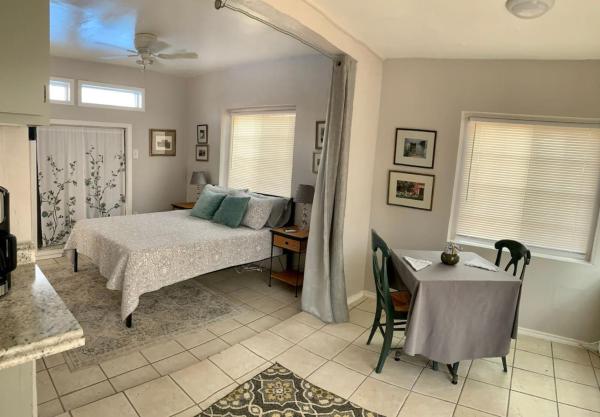 Studio With Queen Bed, Pets Ok, 3 Min To Farmers Mkt - Las Cruces, NM