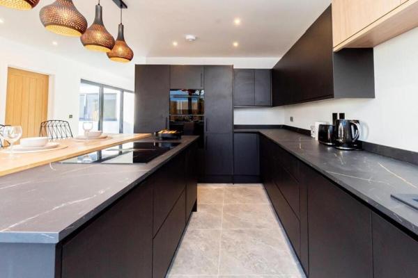 Lux Home Contractors, Parking,long Stay Saver! - Cardiff