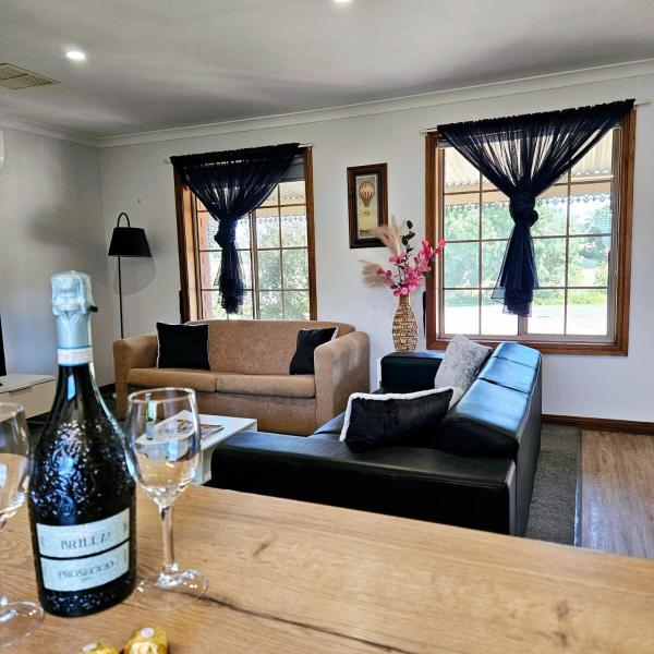 The Little Benalla Escape - Cosy Country Getaway - Murray River