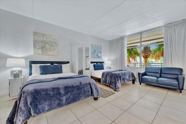 Sunset Suite - Private Balcony Gym & Pool - Apollo Beach, FL