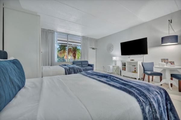 Sunset Suite - Private Balcony Gym & Pool - Apollo Beach, FL