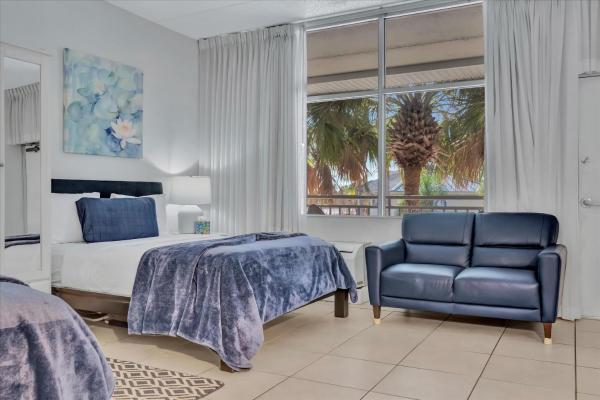 Sunset Suite - Private Balcony Gym & Pool - Apollo Beach, FL