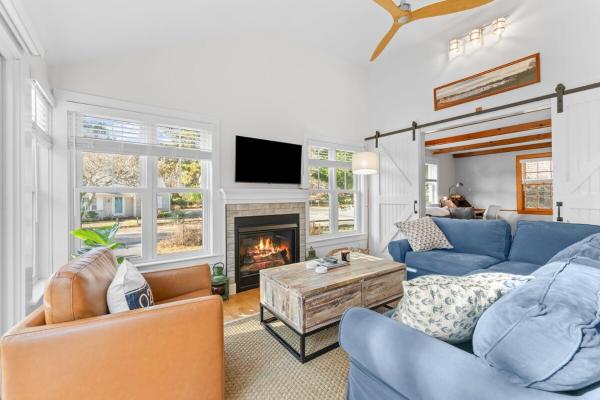 Coastal Comfort Near Beaches And Walking Distance To Harwich Port! - Cape Cod, MA