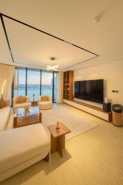 شقة فاخرة بإطلالة بحرية وبلكونة وشاشة 98 إنش - Dammam