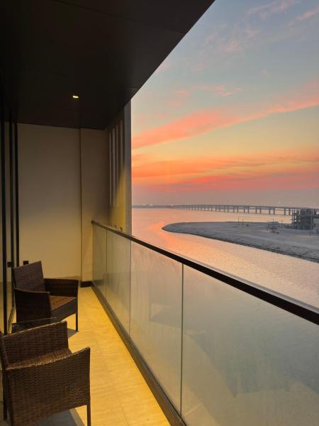 إطلالة بحرية مع بلكونة شاشة سينما 98 إنش 4 غرف - Dammam