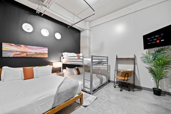 Stunning Downtown Apartment With Pool, Laundry, Parking - Dallas, TX