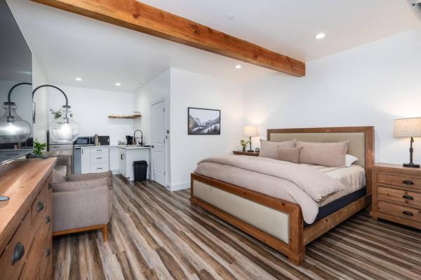 Kassidy Suite At The Four Daughters Inn - Oakhurst, CA