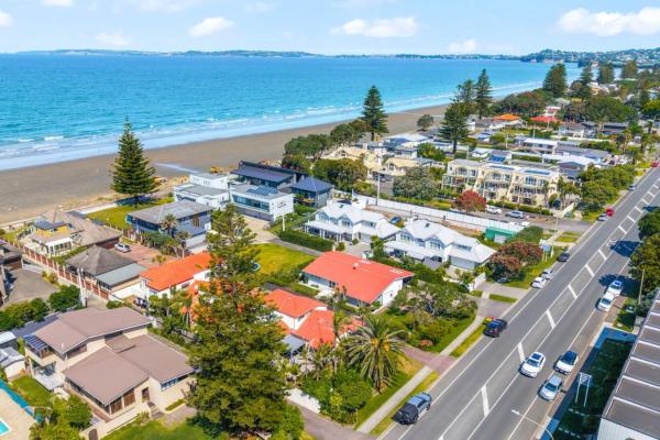 Premium Orewa Beachside Escape - Backyard & Bbq - Warkworth