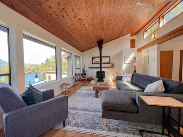 Marielles Lookout - Your Oceanfront Escape Framed By Forest & Waves - Tofino