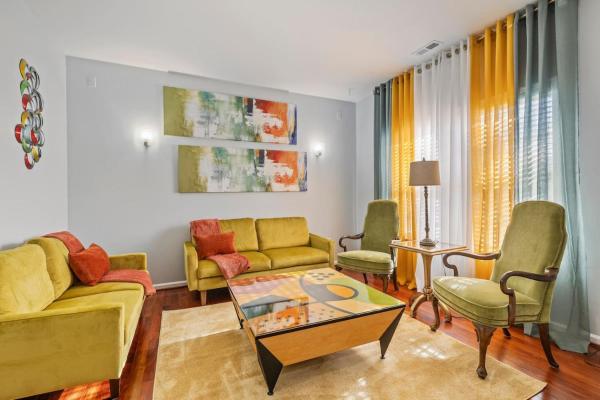 Elegant Retreat Spacious With Outdoor Fireplace - Richmond, VA