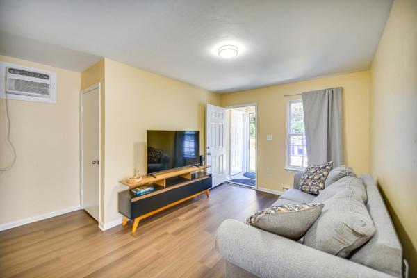 Explore And Relax! Norfolk Duplex Less Than 1 Mi To Beach - Norfolk, VA