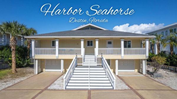 Harbor Seahorse - Outdoor Deck & Boat Dock - Destin, FL