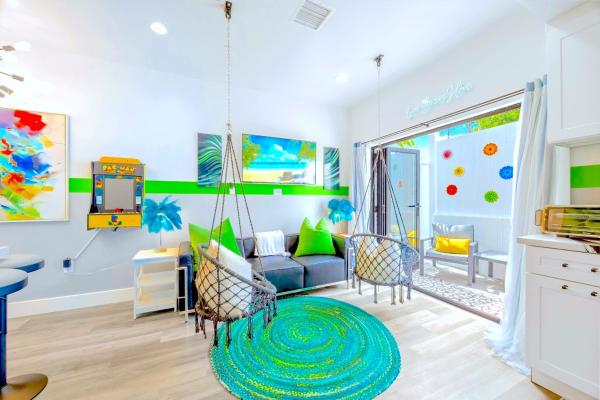 D- Hip & Stylish Noho Family-friendly Home Near Universal & Hollywood With Patio - Hot Tub - Games - & Parking - Burbank, CA